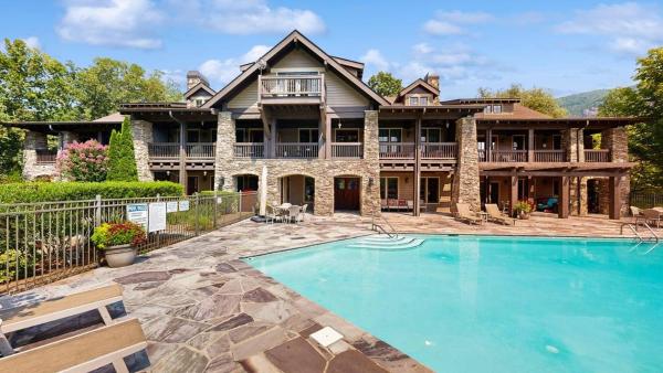 Luxury Lakefront Condo Gated Community Mountain & Lake Views Pool Dock & Kayaks - Lake Lure, NC