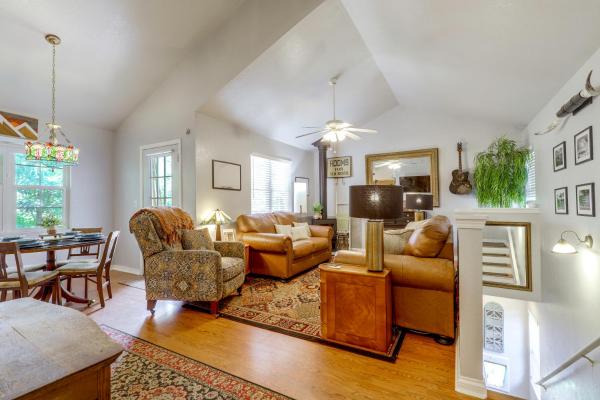 Cozy Gatlinburg Townhome W/ Deck In Arts District - Gatlinburg, TN