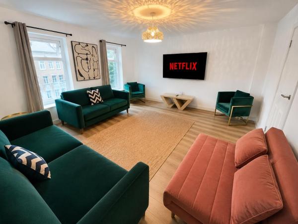 Home For 12- 4br -Garage & Wifi- M1, Wakefield Westgate & Leeds Connections -, Garage, Parking & Fast Wifi - Yorkshire Sculpture Park