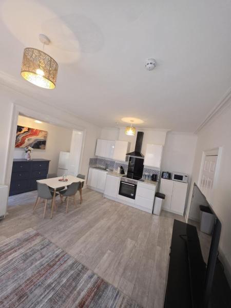 2 Bed Flat Contractors Town Centre & Seafront - Weston-super-Mare