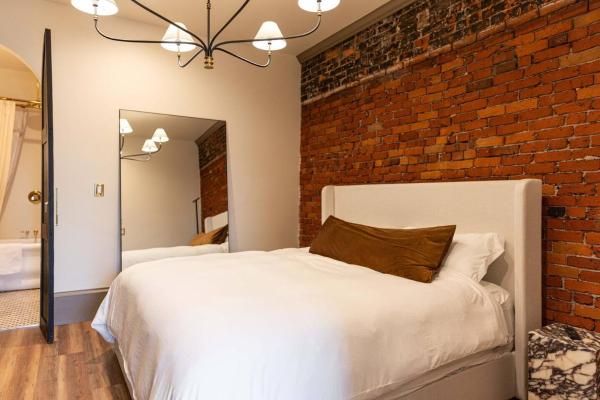 The 908 Historic Luxury Suite 1 - Everett, WA