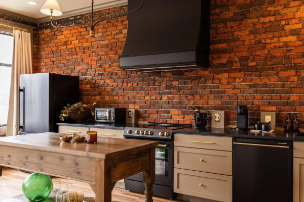 The 908 Historic Luxury Suite 3 - Everett, WA