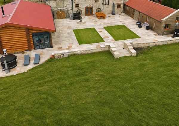 The Oak & The Log Cabin, Sleeps 10, 2 Hot Tubs Near Durham City & Bishop Auckland - Durham