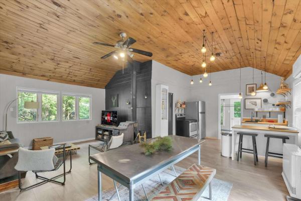 Charming Pocono Cabin - Firepit - Gazebo - Pet-friendly - Pocono Lake
