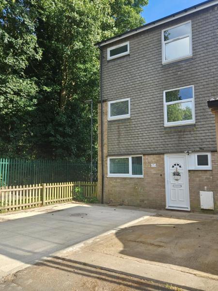 Spacious 4-bedroom End-terrace House In Northampton - Northampton