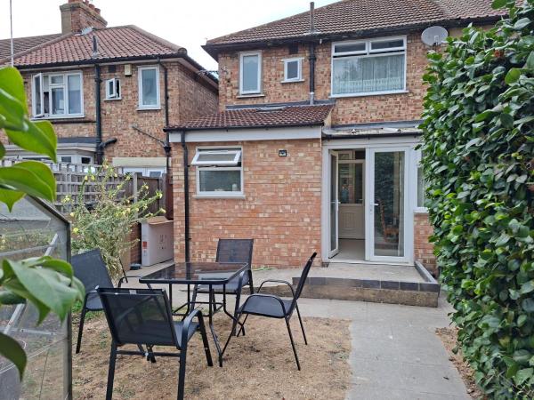 Charming 4 Bedrooms 2 Bathrooms House Near Romford Station With Parking - Dartford