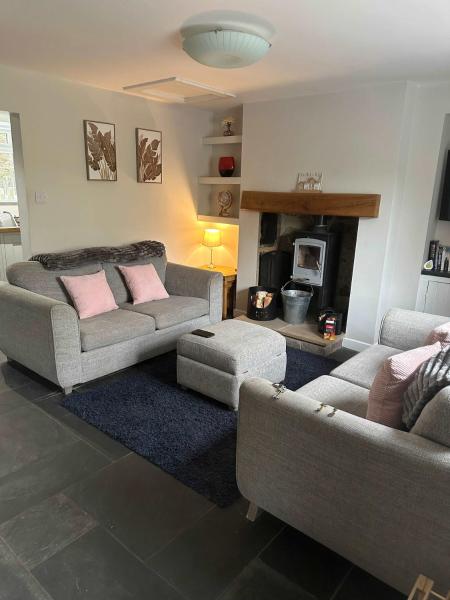 2, The Lodge, Tideswell - Tideswell