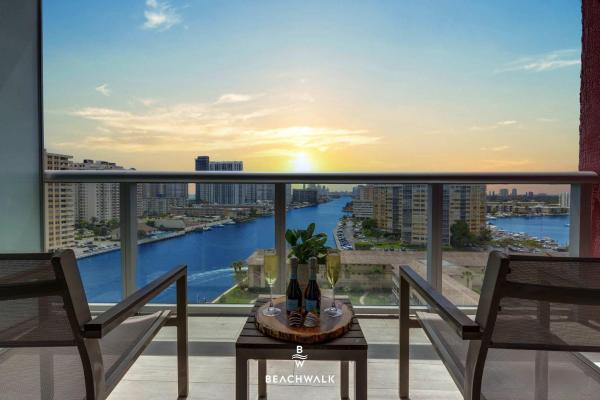 Cozy Studio Intracoastal View & Balcony - Hallandale Beach, FL