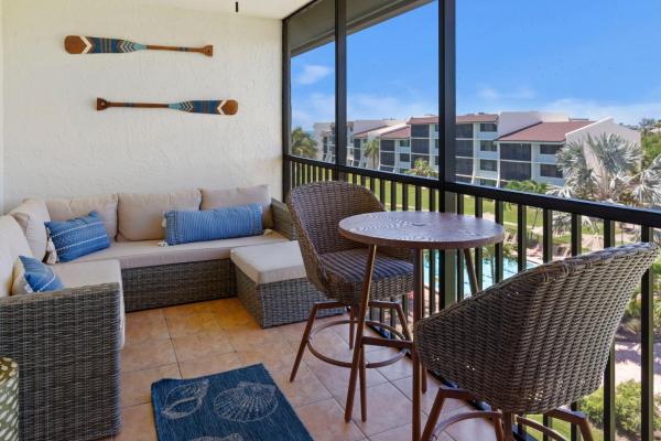 Pool & Gulf Views Corner Condo Top Floor - Sanibel, FL