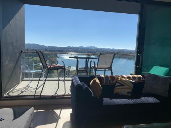 Epic Elevated Lake Views! - Canberra