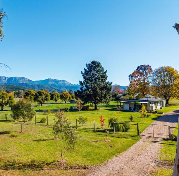 The Little Farmhouse - Pet Friendly With Magnificent Views - 브라이트