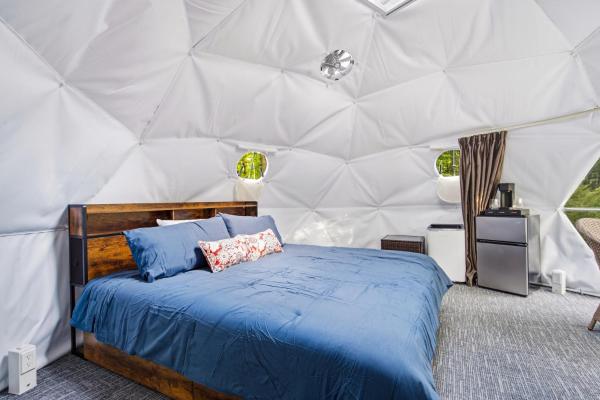 Pleasant River Glamping Dome 1 King Bed - Maine