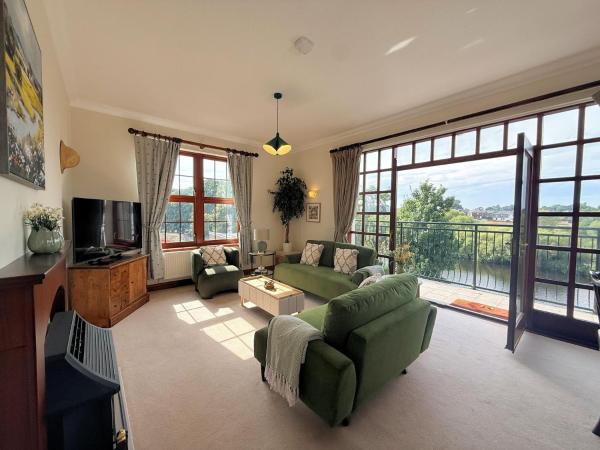 Stylish Riverside Townhouse In Central Dumfries - Pass The Keys - Dumfries