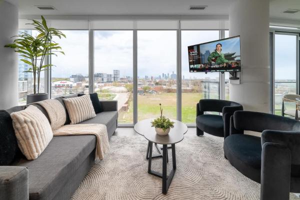 Modern 3br Condo Sleeps 8 With Floor-to-ceiling Views - Mississauga