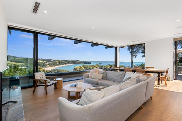 Black House Red Roof - Langs Beach Holiday Home - Mangawhai Heads