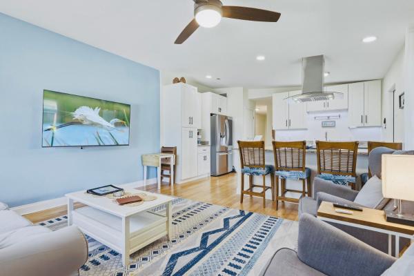 Luxury 2/2 Private Oasis W/hot Tub Walk To Beach - Cape Canaveral, FL