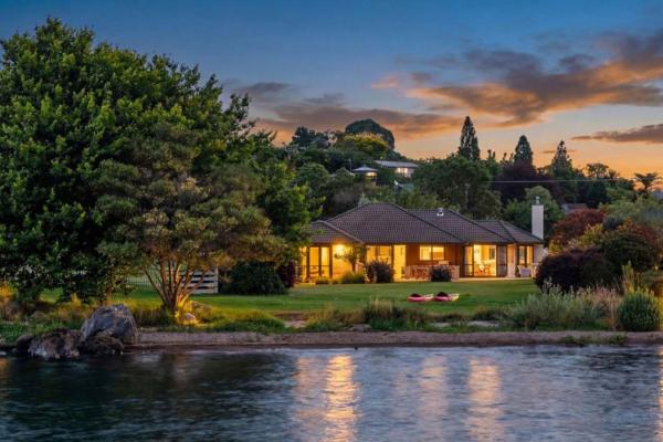Wai Ata Lakeside Retreat - Holiday Home - Rotorua