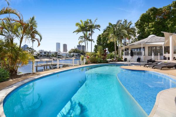 Tranquil Waterfront Retreat With Pool Broadbeach - Broadbeach