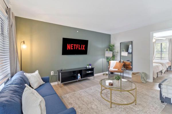 Spacious 3br Austin Retreat Near Downtown Sleeps 12 Pool Gym - Austin, TX