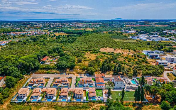 Lotus Villas Resort - Pula