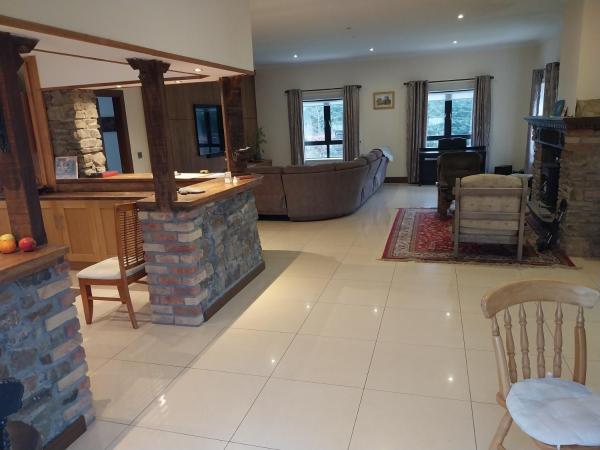 House Sleeps 11 With Parking - Limerick City