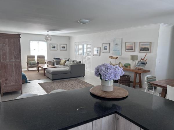 A Superbly Located Getaway Home For Up To 8 People - Cape Town
