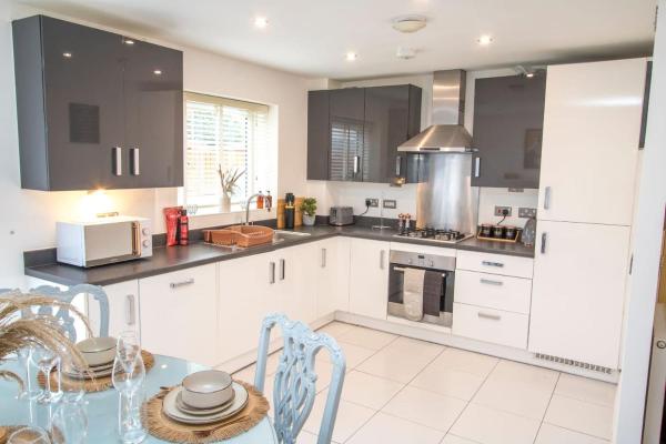 4br House + Parking Near Etihad & Co-op Live - Bolton