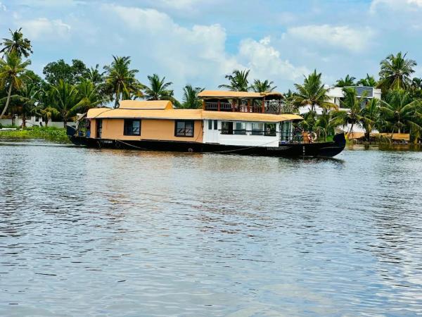 Triptgo 2 Bedroom Upper Deck Houseboat - Alappuzha
