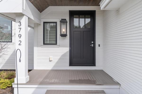 Ridge 3: A Luxurious 4-bedroom Retreat In Bay Harbor With Stunning Lake Views. - Petoskey, MI