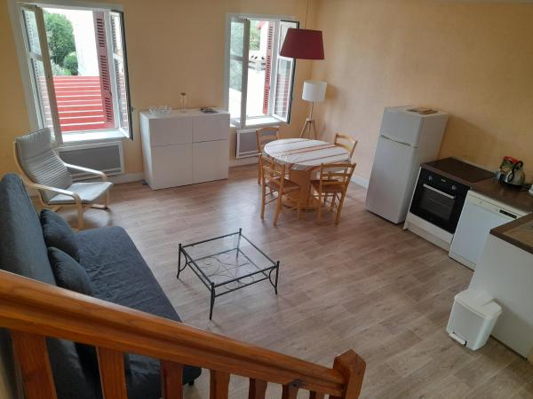 Appartement 2 Pièces 47m2 Traversant à 300m Des Plages, 900m Centre Ville, 300 M Tous Commerces Petite Vue Sur Mer Quartier St Charles - Bayonne