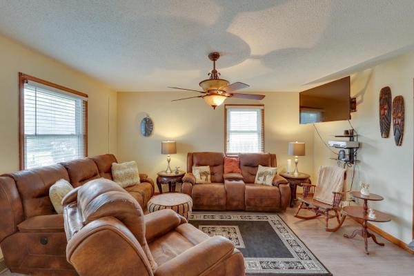 Near Parks, History & Wineries! Lexington Home - Camden, MO