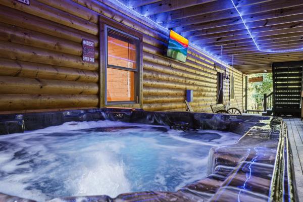 Amish-built Luxury Cabin Sleeps 12 Near Gatlinburg, Game Room & Hot Tub - Gatlinburg, TN