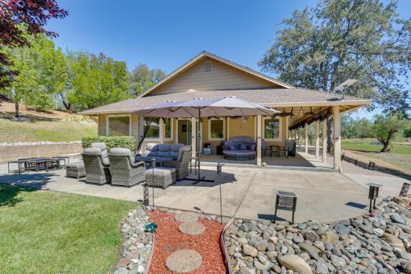 Hot Tub, Game Room, Playset And Fire Pits! - Redding, CA