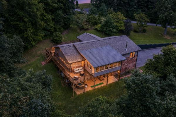 Fairview Hot Tub, Theater, Game Room & Ev Charger - Black Mountain, NC