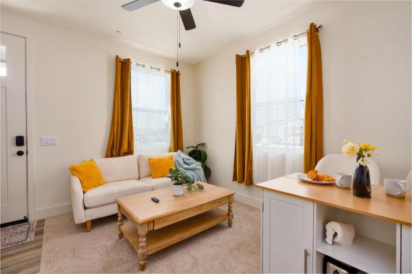 Bakersfield 1br - Private Entrance, Workspace & Ac - Bakersfield, CA