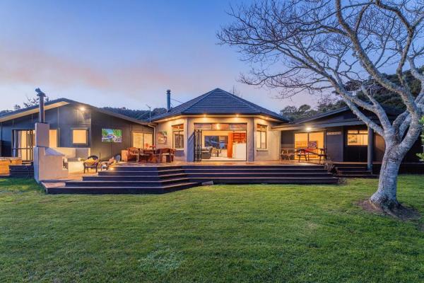La Casa Escondida - Hot Tub, Outdoor Fireplace, Sea Views - Whitianga