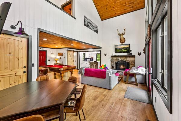 Cozy Mountain Chalet, Fun Family Retreat, Sleeps 8 - Gatlinburg, TN
