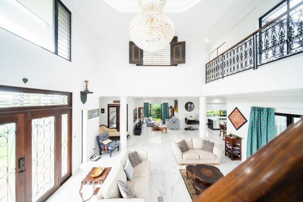 Grand Lakefront Retreat - Townsville