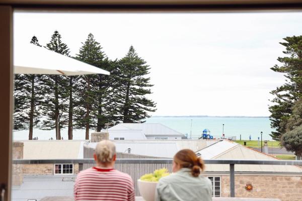 'Mulberry House' Designer Home With Ocean Views - Robe