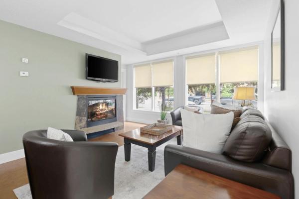 Mountain Bliss Spacious 2br With Pool And Hot Tub - Canmore