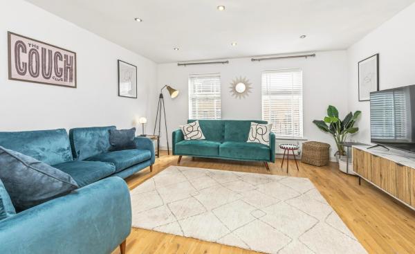4 Bed Home Near M1 With Parking Sleeps 7 - Sheffield