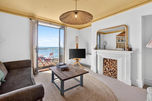 Sunray House - Sea View, Beach Front Holiday Home - Felixstowe