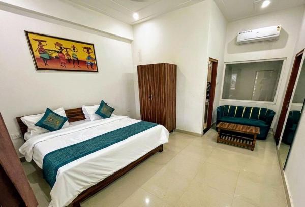 Hotel Neelkanth Lawn And Banquet, Near Shaheed Path - Lucknow