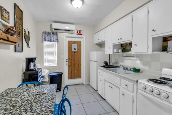 Hollywood Studio Retreat W/ Garden, Bbq & Parking - Aventura, FL