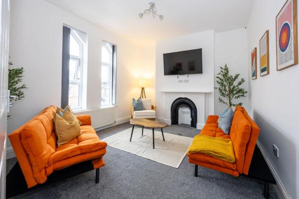The Hale Loft- Sleeps 8 Village Location - Knutsford
