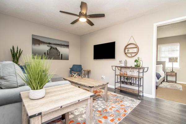 Hillcrest Apt With King Bed & Free Parking - Little Rock, AR