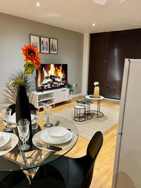 Stylish & Spacious 2bd City Apartment With Balcony - Leeds