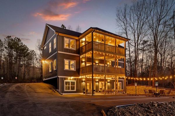 Spacious Mountain Cabin Getaway In Georgia - Lookout Mountain, GA