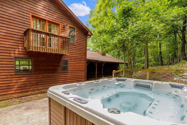 Pet Friendly Cabin For Large Groups In The Eastern Panhandle Of West Virginia, Surrounded By Scenic Nature And Historic Attractions - Berkeley Springs, WV