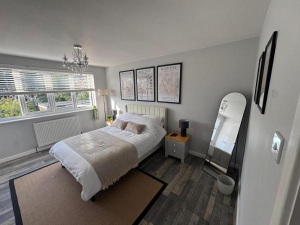 Spacious 5 Bed House Games Room Sleeps 10 - Bournemouth